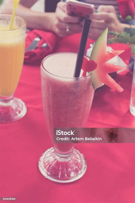 레스토랑 카페에 빨간 테이블에 수 박 주스 유리 아이스 인테리어 발리 인도네시아의 열 대 섬입니다 스마트폰 배경 가진 여자 갈색에 대한 스톡 사진 및 기타 이미지 Istock