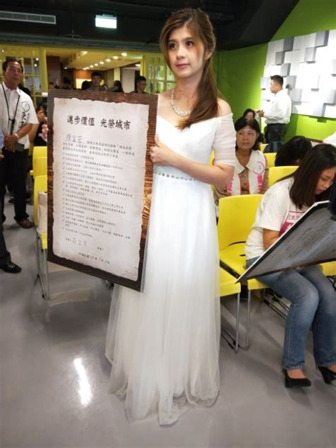 正妹議員參選人蔡宜芳穿婚紗與柯p合喊「我願意」 台灣焦點與掌故