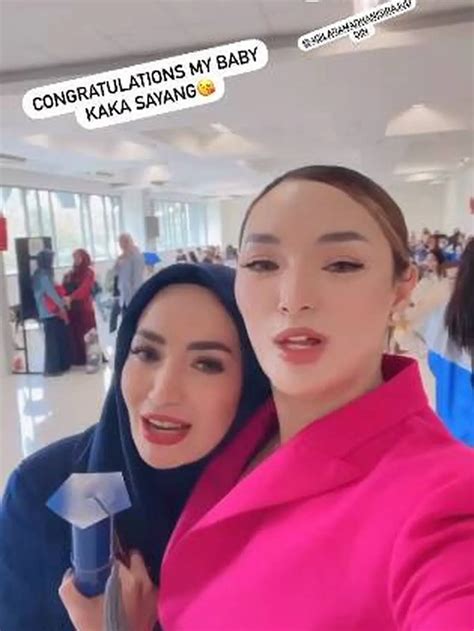 Potret Zaskia Gotik Hadiri Wisuda Putri Sambung Kompak Bareng Imel PC Hot Liputan Com