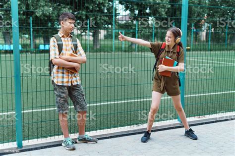 학교 교육 및 학교 개념으로 돌아가는 길에 놀고있는 두 명의 청소년 소년과 소녀 2명에 대한 스톡 사진 및 기타 이미지 2명