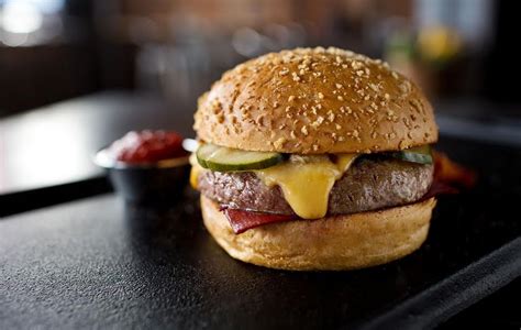10 Spots For The Best Burgers In Los Angeles