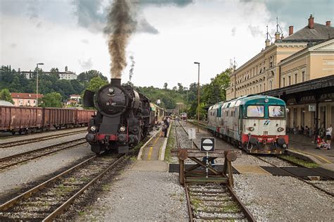 출국 승객과 철도 역 노바 고리 차 슬로베니아에 새로운 디젤 열차 중 오래 된 증기 기관차 0명에 대한 스톡 사진 및 기타 이미지 Istock