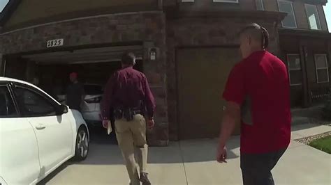 El Video En Que El Monstruo De Denver Muestra A La Policía Su Casa Tras Regresar De Esconder