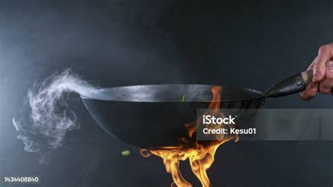 웍 팬과 비행 재료의 동결 운동 궁중팬에 대한 스톡 사진 및 기타 이미지 궁중팬 불 연기 물리적 구조 Istock