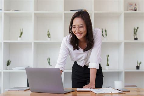 관리자 사업가 재무 검사관이 잔액을 계산하는 보고서를 작성합니다 내부 수익 및 회계 개념 Health Insurance