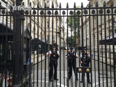 英國女首相上任前夜，唐寧街10號門口百態 每日頭條