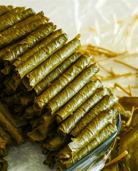 Folhas de uva recheadas típicas da turquia uma dona de casa fazendo