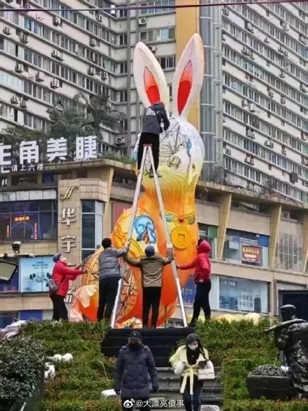 中國「人面巨兔花燈」因設計太過妖氣，竟遭當地民眾抗議後拆除！ Juksy 街星