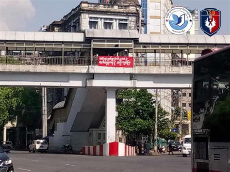 ရန်ကုန်မြို့လယ်တွင် မတရားစစ်မှုထမ်းဥပဒေ တော်လှန်ရေးနဲ့ဆန့်ကျင်ကြ ဆိုသော ဗီနိုင်းကို ချိတ်ဆွဲပ