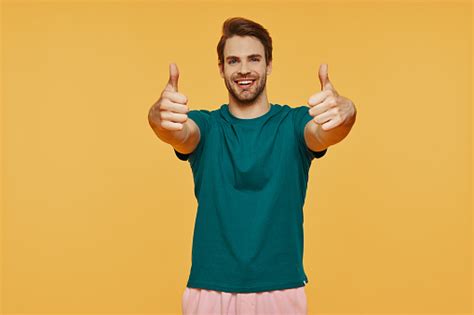 잘 생긴 젊은 미소 남자 에 캐주얼 의류 보고 에 카메라 와 몸짓 25 29세에 대한 스톡 사진 및 기타 이미지 25 29세