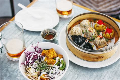 범 아시아 음식 대나무 그릇과 샐러드에 다른 딤섬 맥주와 함께 2 인 점심 식사 사진 Unsplash의 그릇 이미지