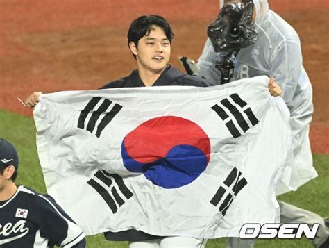 사진 금메달 문동주태극기 휘날리며