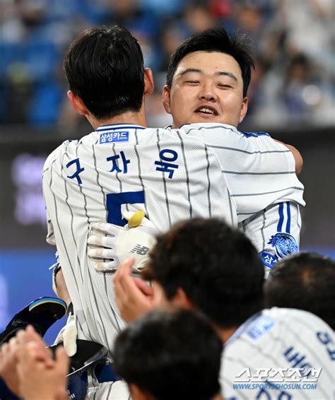 포토 솔로포 오재일 구자욱과 뜨거운 포옹 스포츠조선