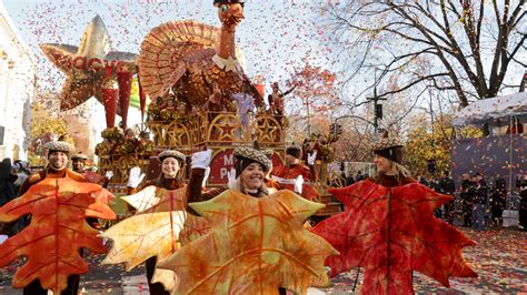 Balloons Bands And Santa Macys Thanksgiving Day Parade Ushers In
