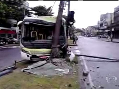 Vídeo Acidente Com ônibus Deixa Dois Feridos Na Ilha Do Governador