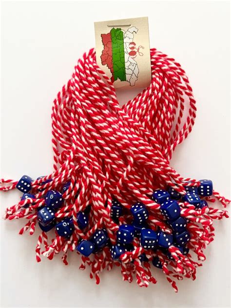 Пресукан конец за ръка със сини зарчета 50 броя Мартеници Петя