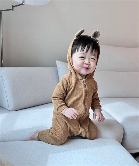 양슈🐏 ༘˚♡ 지용이 삼툔 전시회 왔슈🩵 예쁜 누나들이 귀엽다고 꽃도 꽂아주고 키링도 빌려줬따 🫧 지디 삼촌이 눈앞에서 춤춰줘서 깜짝 놀란 굿데이🖤