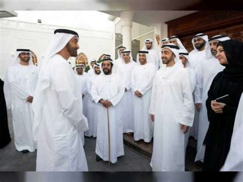 محمد بن زايد يستقبل فريق عمل مبادرة تعزيز قوة جواز السفر الإماراتي
