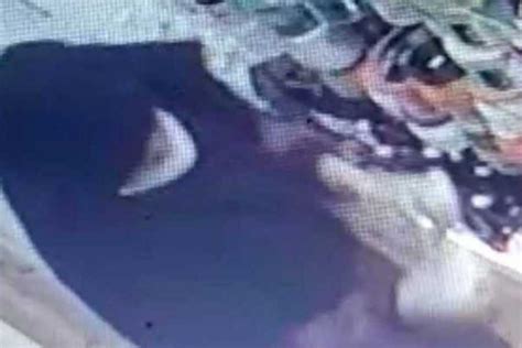 Diduga Curi Kosmetik, Aksi Wanita Berhijab Terekam CCTV | BALIPOST.com