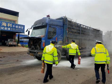 都“火烧屁股了”，他还在开车！交警看不下去了