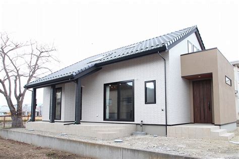 【suumo】 【平屋風の佇まい｜大屋根の家｜4ldk｜3000～3499万円】勾配を利用した天窓の採光や吹き抜けが開放感を演出 菅原工務