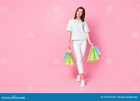 Retrato De Una Preciosa Chica Dulce Con Peinado Desnudo Y Rayas Sujetando La Bolsa De La Compra
