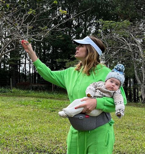 Rafa Brites Colhe Frutas Com Filho No Colo E Encanta Seguidores Vogue
