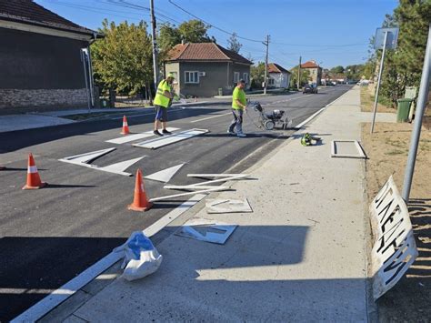 Полагане на маркировка ограничи движението по улица в Мизия снимки
