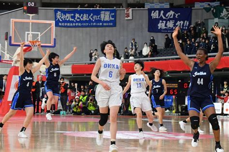 「歴史を変えよう」福岡・精華女子、宣言通りの白星で初の4強入り 強豪の桜花学園に1点差勝ち【ウインターカップ】：「おっ！」でつながる地元密着の
