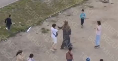 В Екатеринбурге женщина в хиджабе напала на ребенка на детской площадке Новости Mail