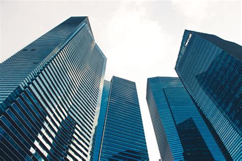 일반적인 현대 비즈니스 고층 빌딩 고층 건물 하늘 태양에 높이 건축 개념 금융 경제 미래 등입니다 0명에 대한 스톡 사진 및