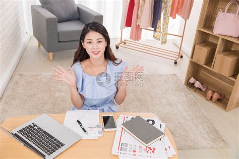 网店店主美女形象高清图片下载 正版图片501056170 摄图网
