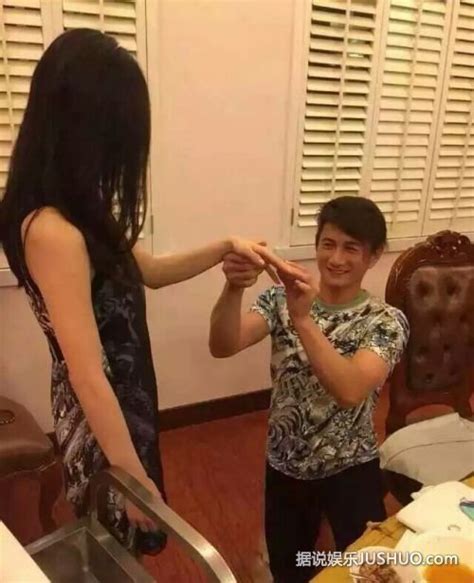 吴奇隆再次求婚刘诗诗 甜蜜幸福秀婚戒