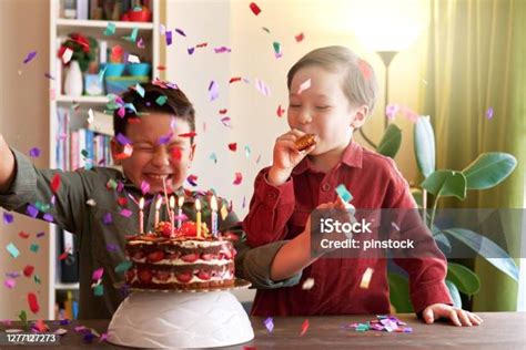 귀여운 아이들은 케이크와 파티 색종이와 생일 파티를 합니다 생일 파티와 집에서 큰 축하 2명에 대한 스톡 사진 및 기타 이미지