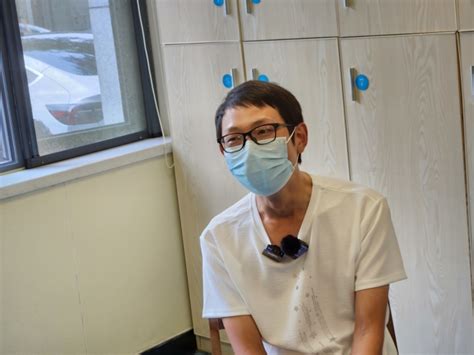 杭州西兴大桥跳桥救人小哥目前状况如何？潮新闻正陪同小哥在医院检查