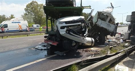 Impactante choque entre dos camiones en la Panamericana uno de los conductores debió ser