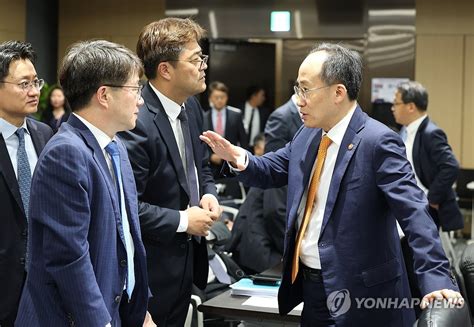 오후 국감에 앞서 대화하는 추경호 부총리 연합뉴스