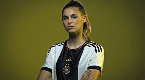 Brand als Golden Girl 2022 ausgezeichnet DFB Deutscher Fußball
