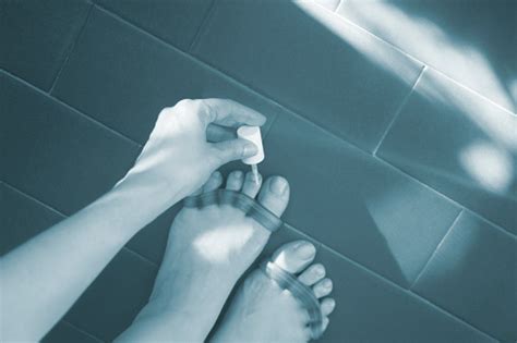 페디큐어와 페인트 또는 파일 발톱을 발가락을 분리 하기 위하여 실리콘 발가락 분리기 젊은 여자 건강한 생활방식에 대한 스톡 사진 및 기타 이미지 Istock