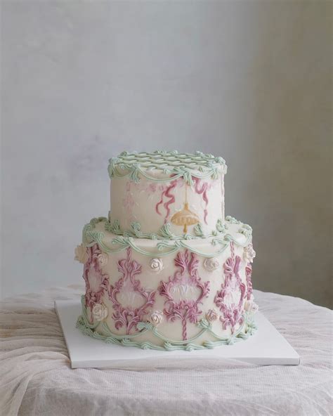 써드아이엠 두번째 발렌타인데이 케이크 하트 빈티지 케이크입니다 클래식한 분위기를 내보고 싶어서 디자인해봤어요 발렌타인데이의 로맨틱함과 잘 어울리면서 진하고 부드러운