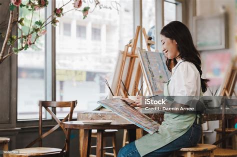 붓으로 캔버스에 그림을 그리는 여성 예술가 그녀의 아트 스튜디오 바닥에서 일하는 젊은 화가 유화 물감으로 그림을 그리는 젊은 여성 20 24세에 대한 스톡 사진 및 기타