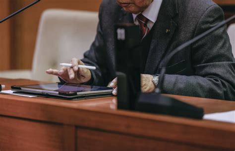 おぼつかないながらもタブレットを使う津山市議会の議員の無料の写真素材 Id84021｜フリー素材 ぱくたそ