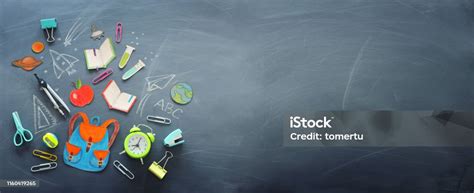 교육과 학교 개념으로 돌아갑니다 종이에서 잘라 배낭 책 화학 플라스크와 재미있는 스케치교실 칠판 위에 사과의 페인트 모양 상단 보기 플랫 레이 0명에 대한 스톡 사진 및