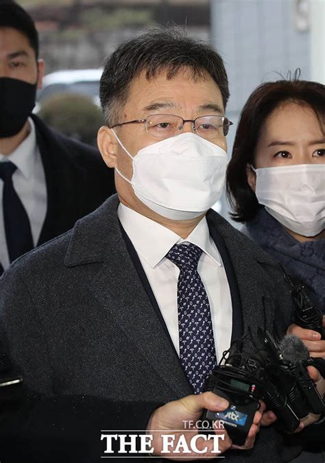 뒷짐 진 김만배 한달 여 만에 공판 출석 Tf포착 포토 기사 더팩트