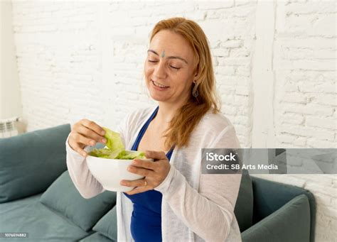 쾌활 한 여자의 삶의 변화 새로운 라이프 스타일 Ayurveda 다이어트 영양 및 건강 아름다움 코치와 해독 음식 개념에 회색 배경에 고립의 행복 한 기분이 녹색 야채