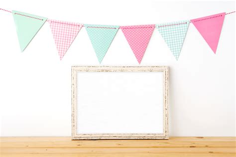 화려한 파티 플래그 걸려 빈 흰색 빈티지 나무 프레임 나무 테이블 배경 생일 기념일 축 하 이벤트 축제 배경 공휴일에 대한 스톡 사진 및 기타 이미지 Istock