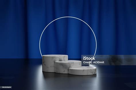 제품 프리젠 테이션을위한 세 개의 대리석 연단과 배경에 파란색 섬유 커튼네온 원 빈 플랫폼 모형과 간단한 기하학적 3d 요소로 3d 모델링 장면 0명에 대한 스톡 사진 및