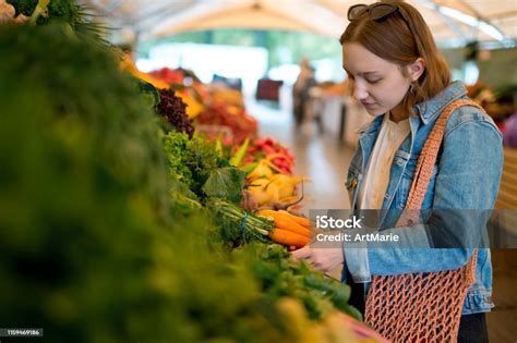재사용 가능한 가방 플라스틱 무료 및 제로 폐기물 개념으로 농민 시장에서 채소와 당근을 선택하는 어린 소녀 가방에 대한 스톡 사진 및 기타 이미지 Istock
