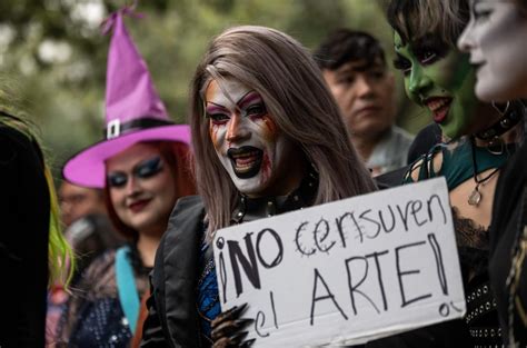 Drag Queens Se Manifiestan En Contra De La Censura En La Feria Del