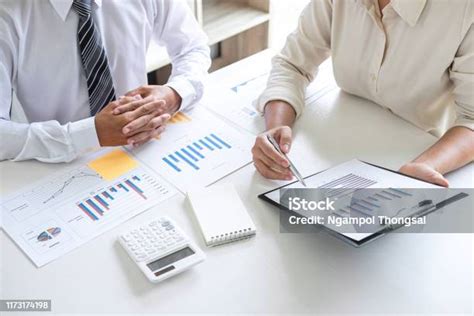 파트너 재무 및 회계 개념과의 비즈니스 만들기 대화의 투자 프로젝트 작업 및 전략 기획 회의에 대한 경영진 비즈니스 팀 프리젠 테이션 컨퍼런스 계약서에 대한 스톡 사진 및